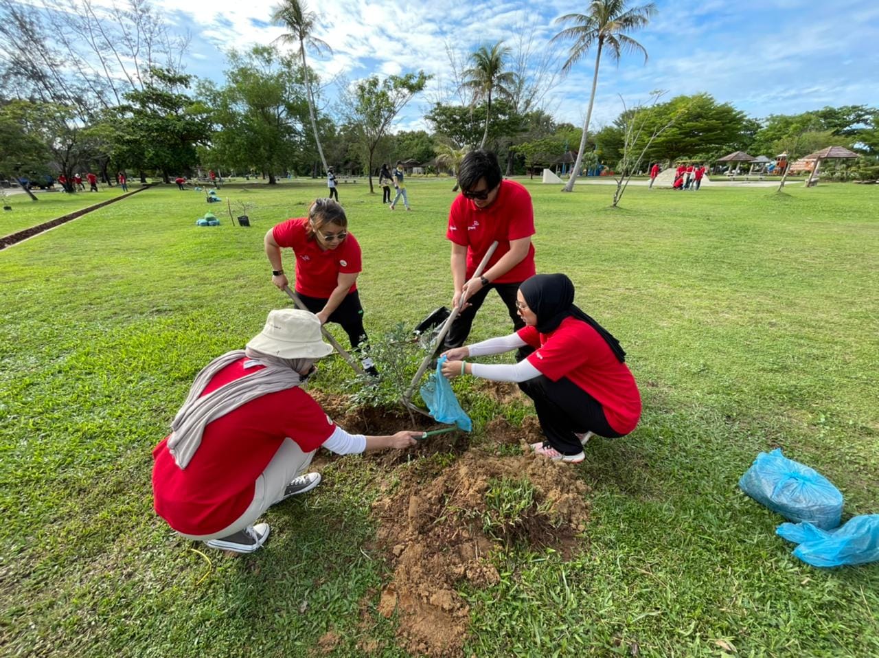 PricewaterhouseCoopers Services plants trees for its fifth anniversary