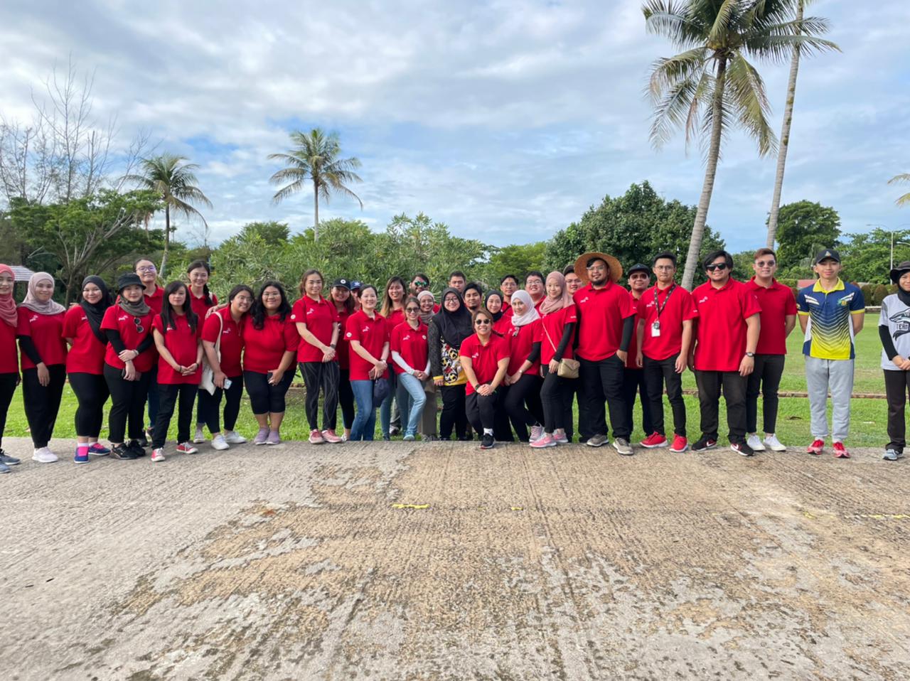 PricewaterhouseCoopers Services plants trees for its fifth anniversary